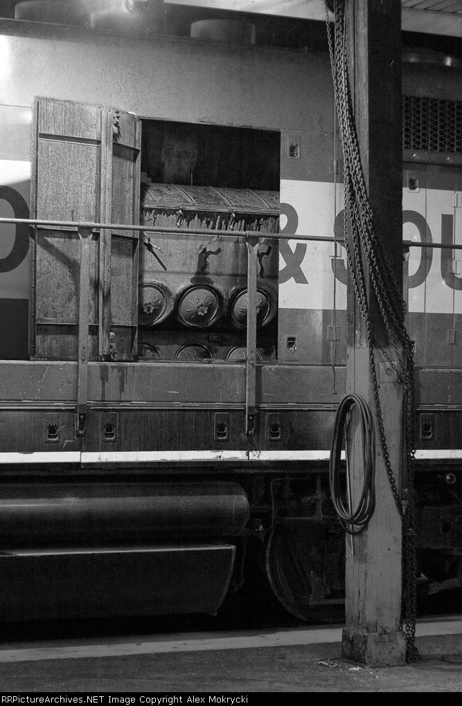 WSOR 2052 in she roundhouse